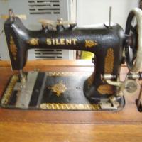 Fold Away Davis Sewing Machine 1900-1929 antique appraisal | InstAppraisal