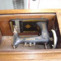 Fold Away Davis Sewing Machine 1900-1929 antique appraisal | InstAppraisal