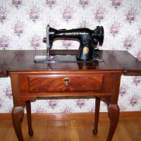 1952 SINGER SEWING MACHINE MODEL 15 WITH CABINET antique appraisal ...