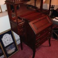 Antique desk, Matthews bros. antique appraisal | InstAppraisal